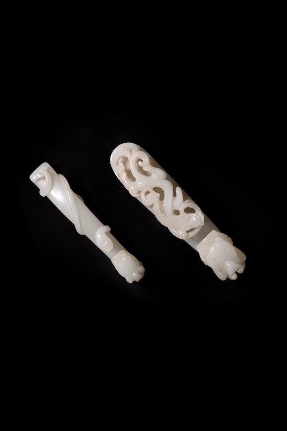 Bonhams Cornette de Saint Cyr : DEUX FIBULES EN JADE CÉLADON PÂLE XIXe siècle (2)