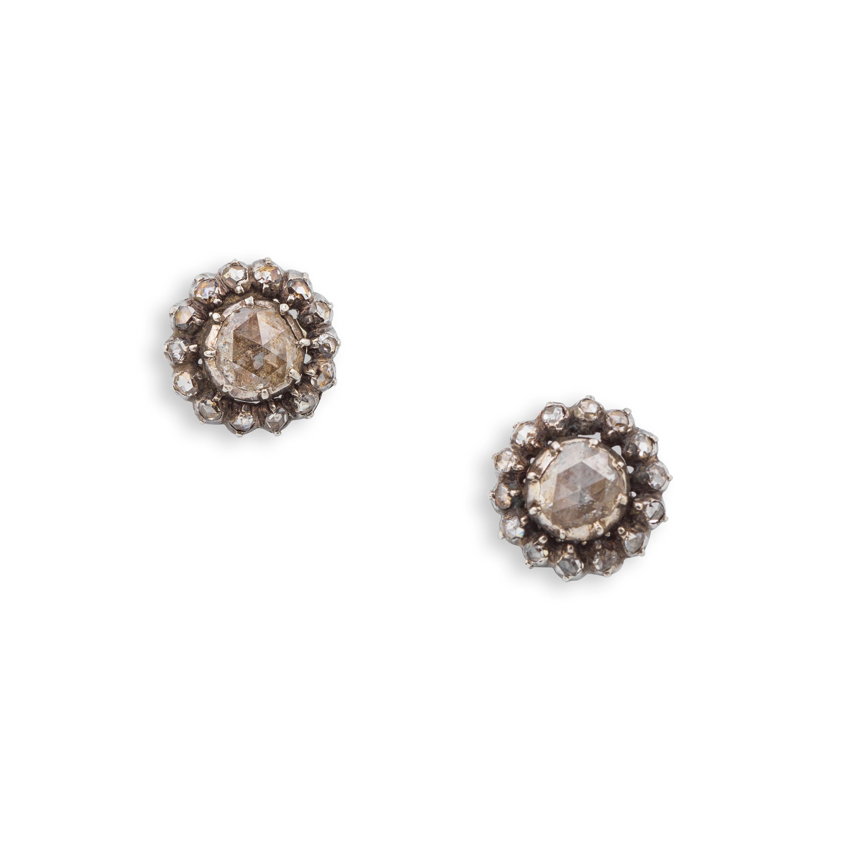 Bonhams Cornette de Saint Cyr : PAIRE DE PUCES D'OREILLES DIAMANTS