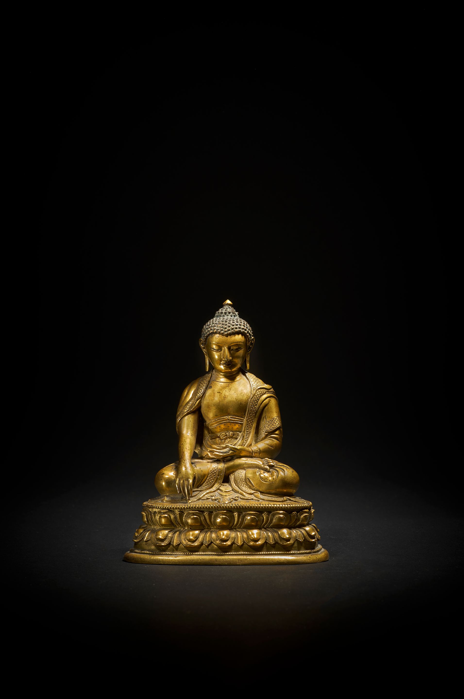 Bonhams Cornette de Saint Cyr : STATUETTE DE BOUDDHA SHAKYAMUNI EN BRONZE DORÉ XVIIIe siècle