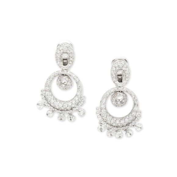 Bonhams Cornette de Saint Cyr : PAIRE DE BOUCLES D'OREILLES DIAMANTS