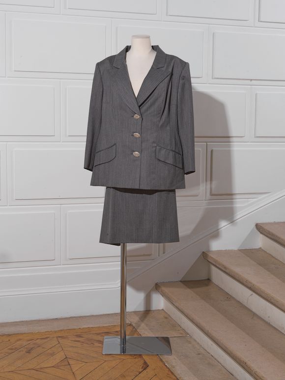 Bonhams Cornette de Saint Cyr : GIVENCHY, collection Haute Couture, circa 1998. Tailleur jupe ...