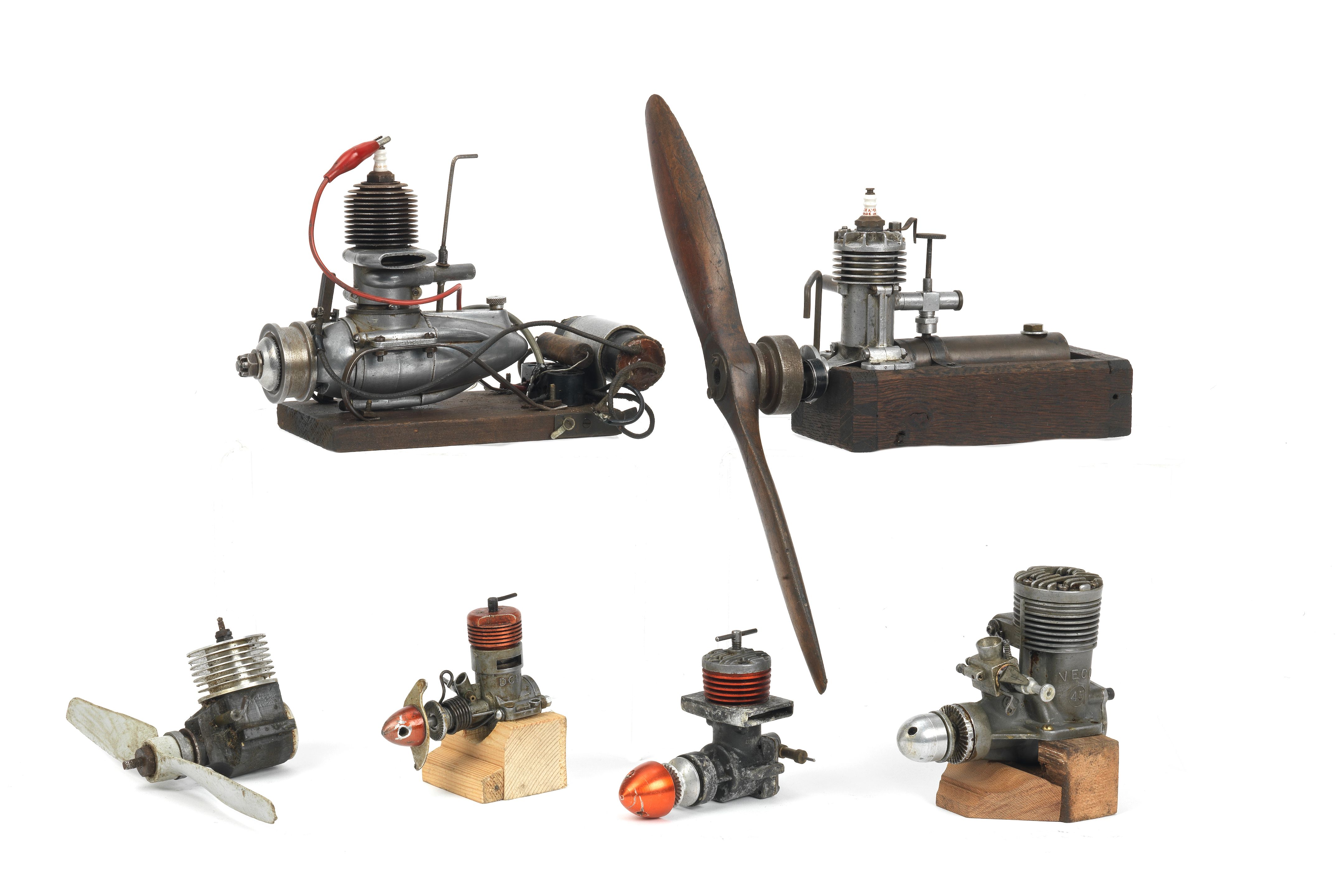 Bonhams Cars : Five scale model aircraft petrol engines, ((6))