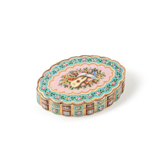 Bonhams Cornette de Saint Cyr : Tabatière en or 333°/°° et émail ...